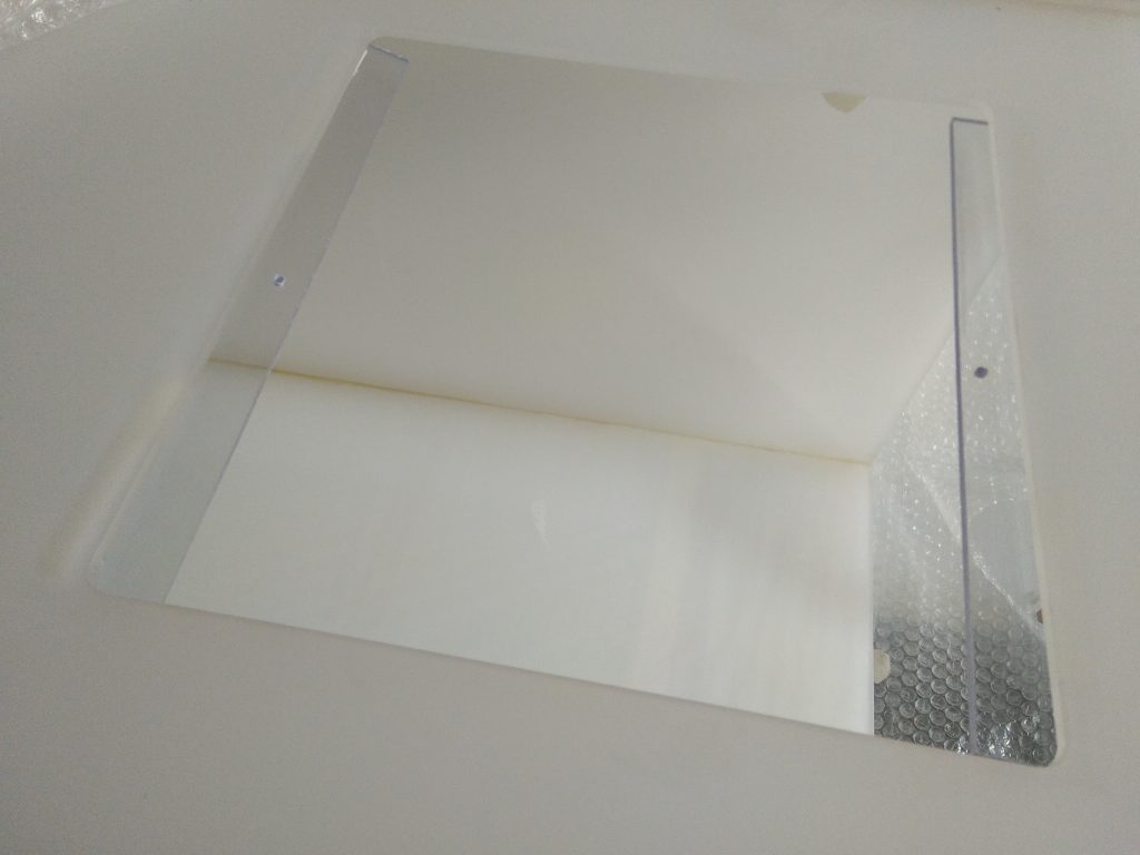 White acrylic –rectangular column– – reshow
