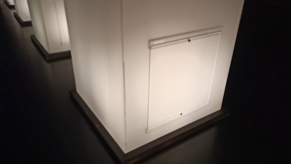 White acrylic –rectangular column– – reshow